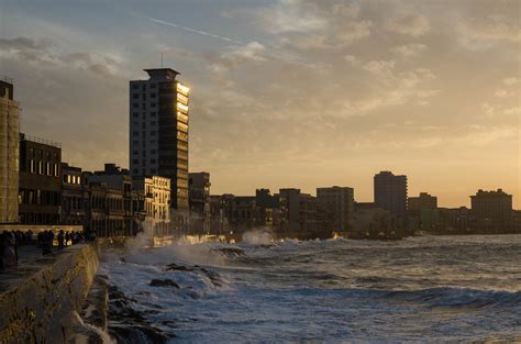 Sonnenuntergang am Malecón Brandung der Wehmütigen
