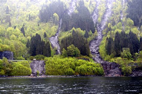 Rasstrekning Langs E16 Trolig Stengt Til Torsdag