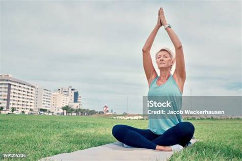 명상 노인 여성 및 공원 운동은 필라테스 건강 정신 건강 및 요가 피트니스를 하늘 모형에 제공합니다 노인 여성은 평화 치유 사고 방식 및 선 나마스테 손을 위해 휴식을