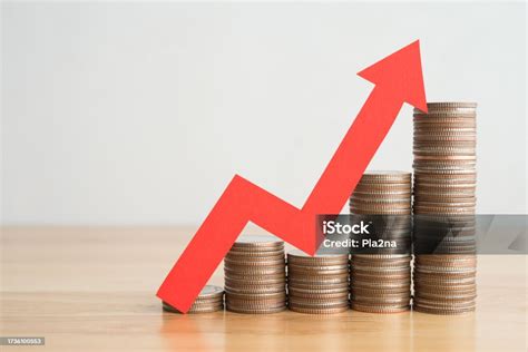 동전 막대 그래프와 흰 벽 배경 복사 공간이 있는 빨간색 화살표 성장 차트의 스택 하이킹에 대한 스톡 사진 및 기타 이미지 하이킹 뮤추얼 펀드 저축 Istock