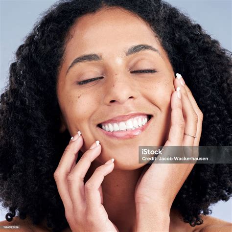 행복한 여자는 스튜디오 배경에 얼굴 삐죽삐죽 아름다움과 천연 스킨케어 화장품 곱슬머리를 만진다 미소 웰빙과 손 매니큐어와 여성 모델 피부과와 함께 빛과 자기 사랑 30 34