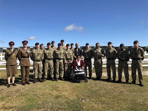 Malvinas Honores Para La Madre De Un Soldado Argentino Que Por Primera