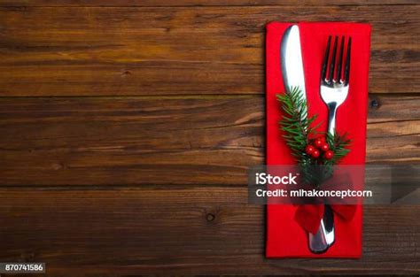 크리스마스 테이블 칼 및 포크 냅킨과 함께 나무 테이블 상단 보기에 크리스마스 트리 분기 복사 공간 0명에 대한 스톡 사진 및 기타 이미지 Istock