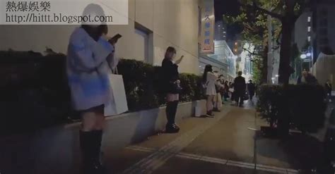 熱爆娛樂 新宿街頭驚現性感美女「企街」一字排開場面震撼！背後原因超心酸 Bkds