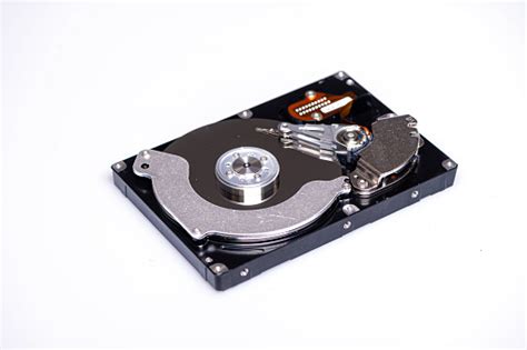 흰색 배경에서 격리된 컴퓨터 하드 디스크 드라이브 Hdd 내부 클로즈업 개념에 대한 스톡 사진 및 기타 이미지 개념 금속 깨짐 Istock