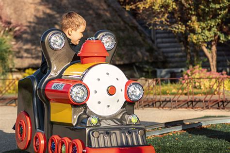 놀이터에서 장난감 기차를 타고 있는 귀여운 재미 있는 금발의 어린 아이 소년 아동의 신체적 정서적 발달 및 아동기 탁아소 4 5세에 대한 스톡 사진 및 기타 이미지 Istock
