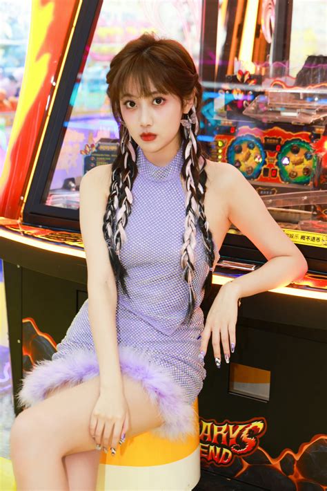 新造型美照，有点千禧年少女风的说少女造型李艺彤新浪新闻