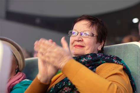 노인 여성 관중이 그녀의 손을 박수합니다 콘서트 또는 공연의 관중 박수 침에 대한 스톡 사진 및 기타 이미지 박수 침 여자