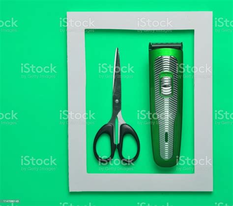 녹색 배경에 흰색 프레임에 헤어 스타일과가 위를 위한 기계 미니 멀 트렌드 복사 공간 0명에 대한 스톡 사진 및 기타 이미지 0명 가위 감소 Istock