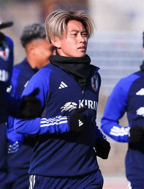 ＜サッカーu－23日本代表練習＞ジョギングで体を温める荒木（撮影・中辻 颯太） ― スポニチ Sponichi Annex サッカー