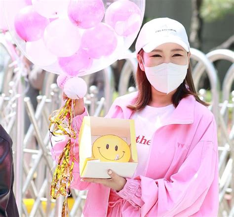화보 송가인 오늘은 핑크여신 트롯 매직유랑단 출근길 아주경제