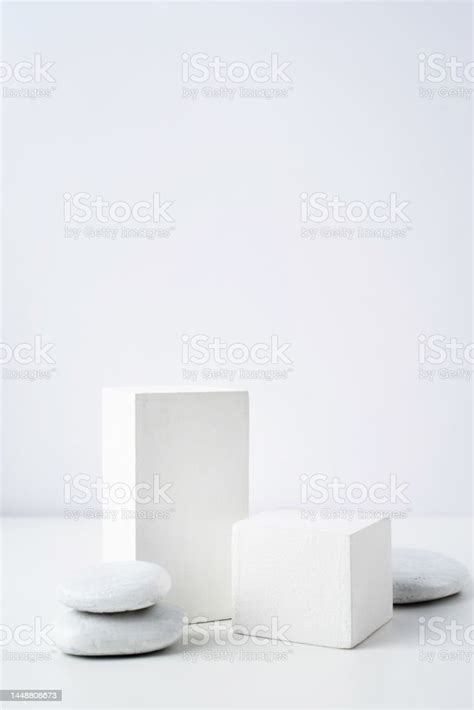 천연 화장품을 위한 흰색 배경에 돌이 있는 석고 연단의 미니멀리즘 장면 0명에 대한 스톡 사진 및 기타 이미지 0명 강단 개념 Istock