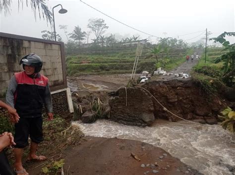 Jembatan Penghubung Antar Desa Di Banyumas Hancur Diterjang Banjir Bandang