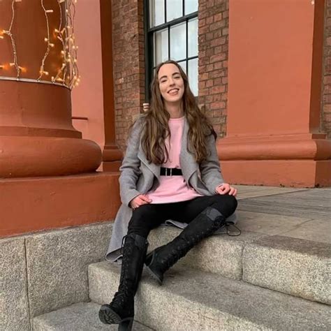 C H L O E Itschloeuk • Threads Say More C H L O E Itschloeuk • Threads Say More