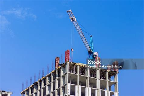 맑고 푸른 하늘 아래 크레인 리프팅 자재가 있는 도시 지역의 건설 현장 0명에 대한 스톡 사진 및 기타 이미지 0명 개발