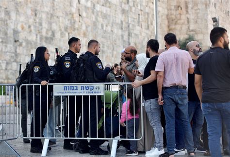 منعهم الاحتلال من دخول الأقصى المئات يؤدون صلاة الجمعة في القدس