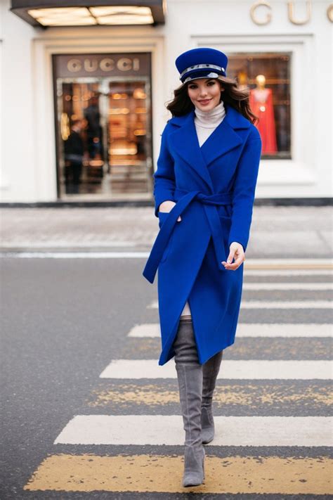 Ярко синее женское демисезонное пальто миди с запахом и поясом Стильное пальто на осень 2022