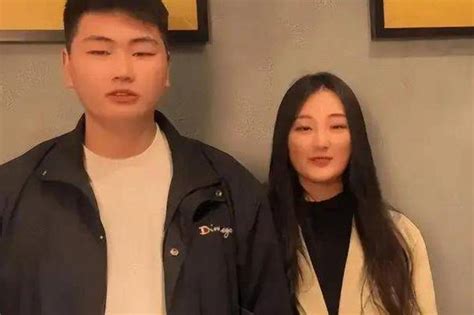朱小伟与青梅竹马订婚，已改口叫大衣哥爸爸，网友：傻人有傻福女孩漂亮女方
