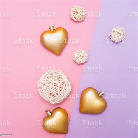 분홍색과 보라색 배경에 마음과 공의 모양의 크리스마스 트리 장난감 파티를 축하하는 Xmas와 새해 0명에 대한 스톡 사진 및