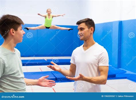 Pessoas Que Se Preparam Para A Formação De Trampolim Imagem De Stock
