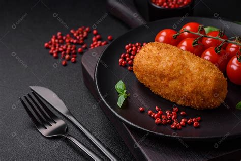 Deliciosa Costeleta De Batata Assada Recheada Frango E Legumes