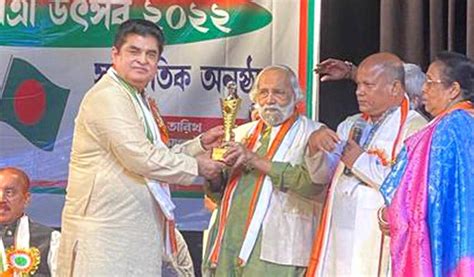 ‘মহাত্মা গান্ধী পীস অ্যাওয়ার্ড পেলেন ডা এইচবিএম ইকবাল