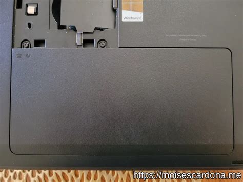 Removing the Hard Disk Drive on the HP c NR laptop Moisés Cardona