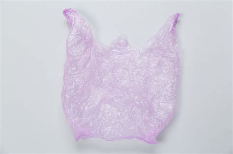 회색 배경에 사용 된 보라색 비닐 일회용 가방의 클로즈업 0명에 대한 스톡 사진 및 기타 이미지 0명 가방 개념 Istock