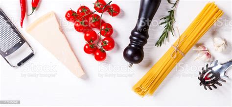 흰색 배경에 파스타를 요리하기위한 재료와 파스타 스파게티 상단보기 텍스트의 공백을 복사합니다 선택적 포커스 강판에 갈기에 대한