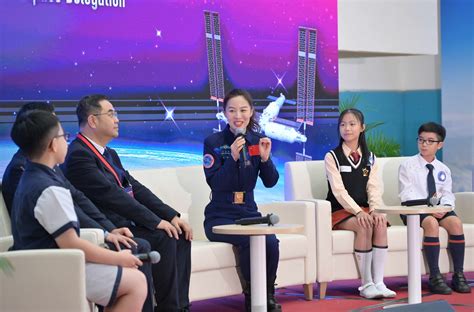 中国载人航天工程代表团与中小学生真情对话