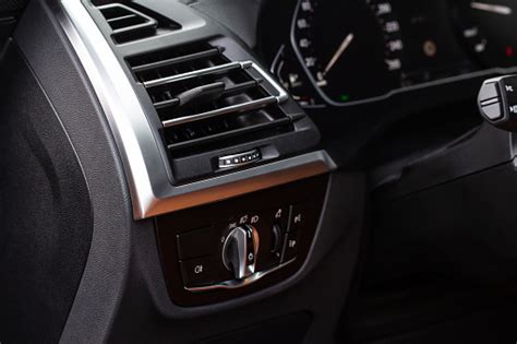 자동차 에어컨 클로즈업 보기 에어컨이 차 안으로 흘러들어오게 됩니다 자동차의 세부 인테리어 공기 덕트 개념에 대한 스톡 사진 및 기타 이미지 Istock