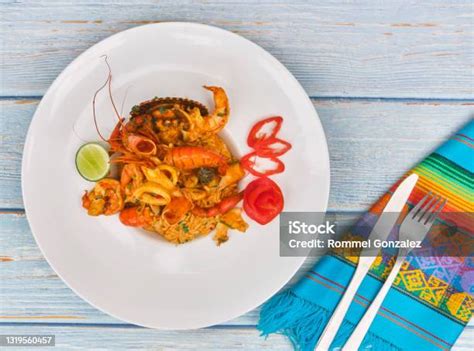 페루 음식 아로즈 콘 마리스코라고 불리는 바다 음식과 쌀 선택적 초점 0명에 대한 스톡 사진 및 기타 이미지 0명 갑각류