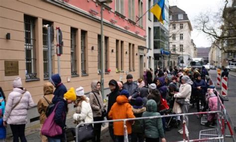 Українців у Німеччині женуть додому мають зробити вибір