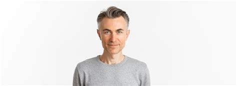 Aproximação de um homem bonito e confiante de meia idade penteado