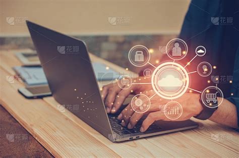 人们通过互联网技术在线购物，通过应用程序在线搜索产品素材 花瓣网