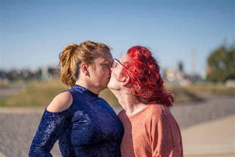 820 Mature Lesbian Kiss Fotografías De Stock Fotos E Imágenes Libres