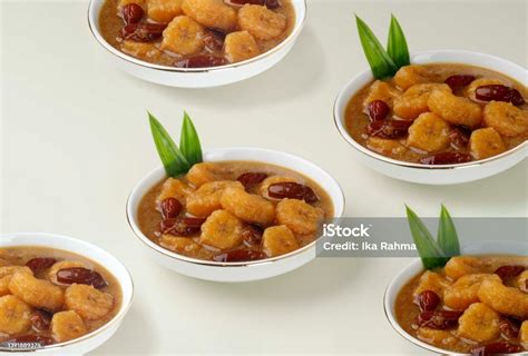 Kolak Pisang Kurma 또는 바나나는 코코넛 밀크와 갈색 설탕에 얇게 썬 바나나와 팜 과일 스튜로 만든 과일 설탕에