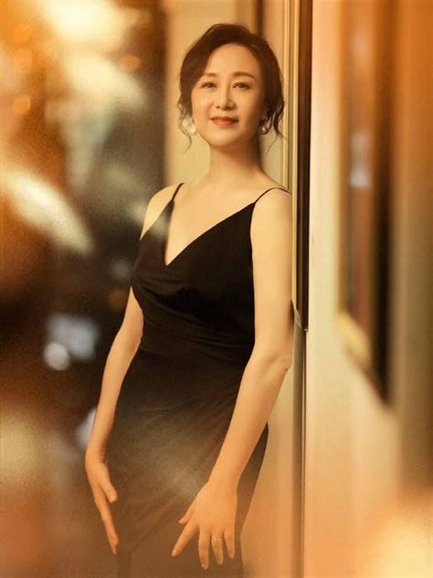 唐国强的美女同学，嫁给乒乓王子恩爱31年，56岁获最佳女配角奖
