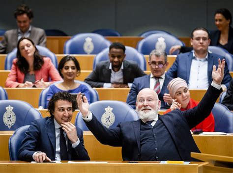 Pvda En Groenlinks Polsen Leden Voor Daadwerkelijke Fusie Om