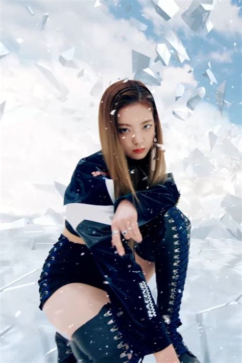 Pin Von Dinsdale Piranha Auf Itzy Lia