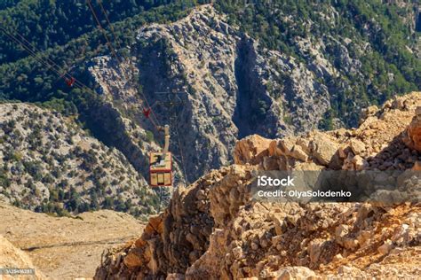 터키 안탈리아 지방의 타탈리 산 꼭대기로 이어지는 로프웨이의 케이블카 0명에 대한 스톡 사진 및 기타 이미지 0명 경관