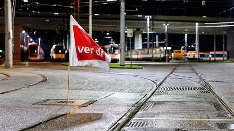 Tarifstreit Warnstreiks Legen Nahverkehr In Deutschland Vielerorts Lahm