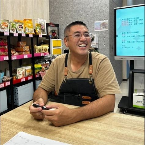 現在社群很發達 在收到各種老師的推薦或自薦之後 可先瀏覽諸位老師的po文，檢視風格跟表達方式 從中向您覺得有緣的老師請益囉 不然找老師論命也是