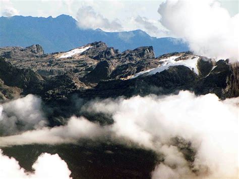 10 Gunung Tertinggi Di Indonesia