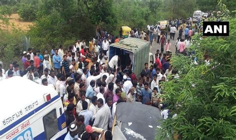 Karnataka 12 Dead 20 Injured After 2 Vehicles Collide In Chintamani