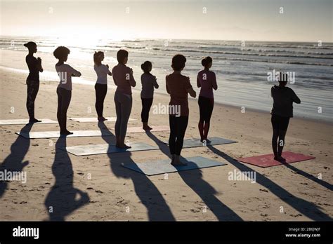 Heiße Frauen Am Strand Fotos Und Bildmaterial In Hoher Auflösung Alamy