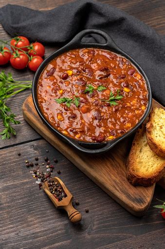 콩과 옥수수 수프 또는 Ragout 나무 배경에 멕시코 음식 칠리 콘 카르네 요리 0명에 대한 스톡 사진 및 기타 이미지 0