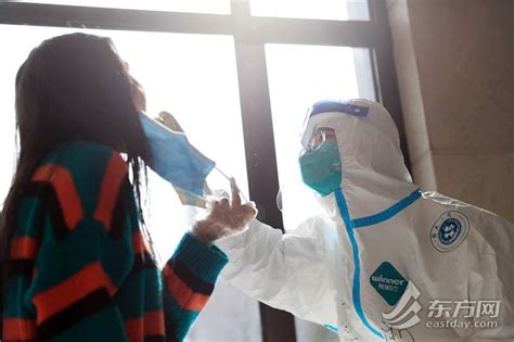 做核酸可以碰到检测台吗？口罩只戴了一小会可以继续戴吗？收好这份个人防护要领采样物品距离