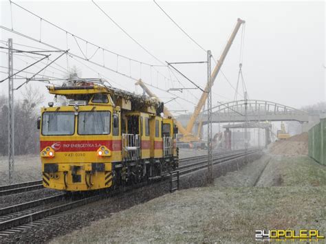 Zerwana trakcja pomiędzy Opolem a Lewinem Brzeskim Wprowadzono komunikację zastępczą Wiadomości