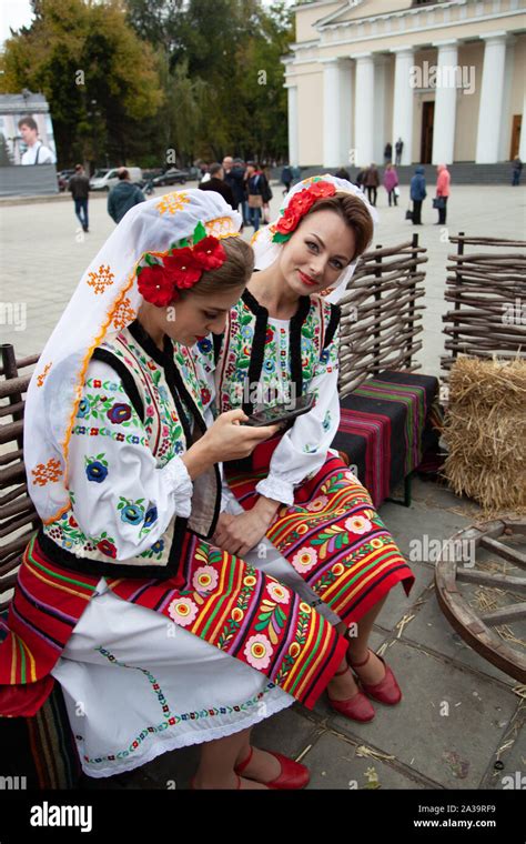 Moldova Women Fotos Und Bildmaterial In Hoher Auflösung Alamy